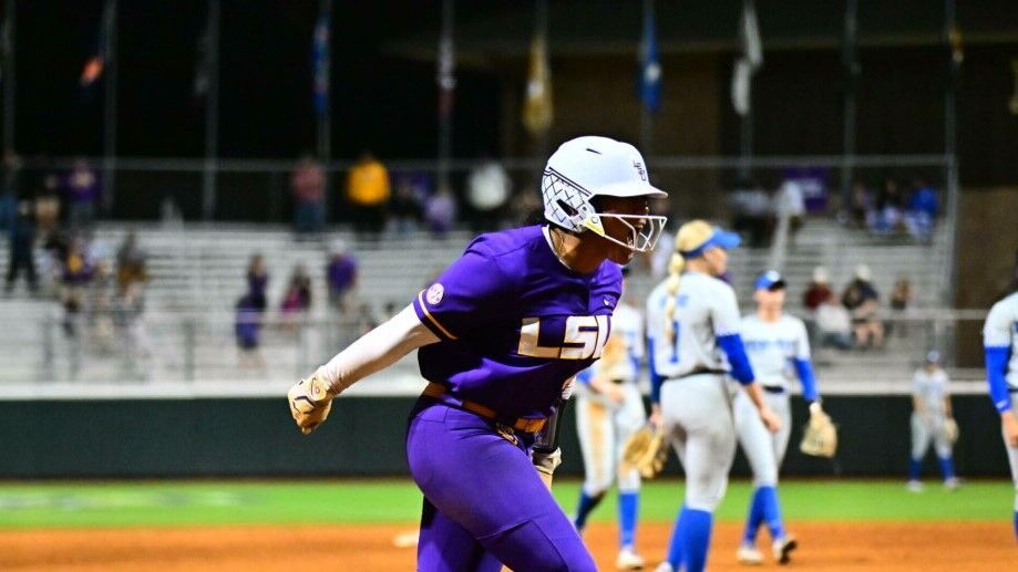 Edwards leaves the yard late in No. 4 LSU's win over Kentucky ...