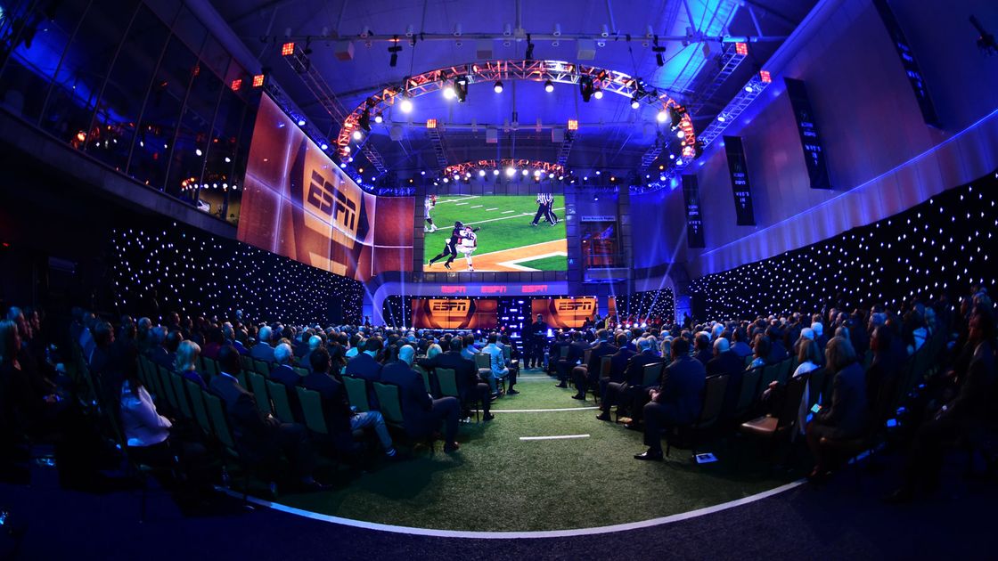 Allen, Robinson, Knight, Spurrier honored at CFB Awards - Southeastern ...